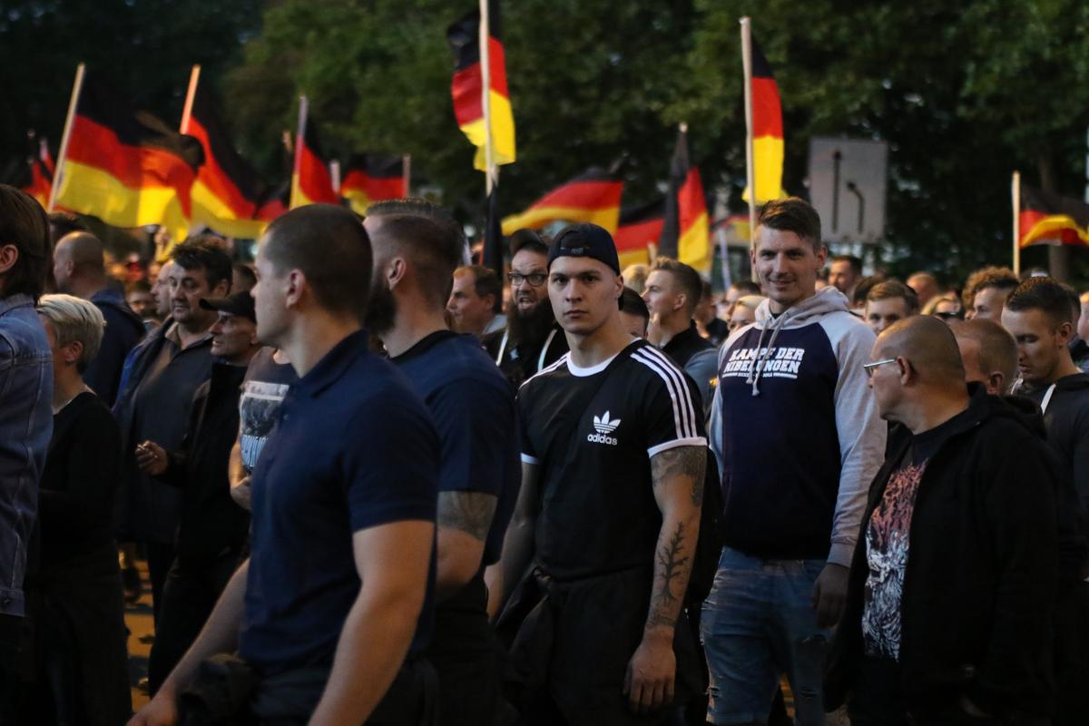 Fußball bleibt Fußball, Politik bleibt Politik? – die Entpolitisierung ...