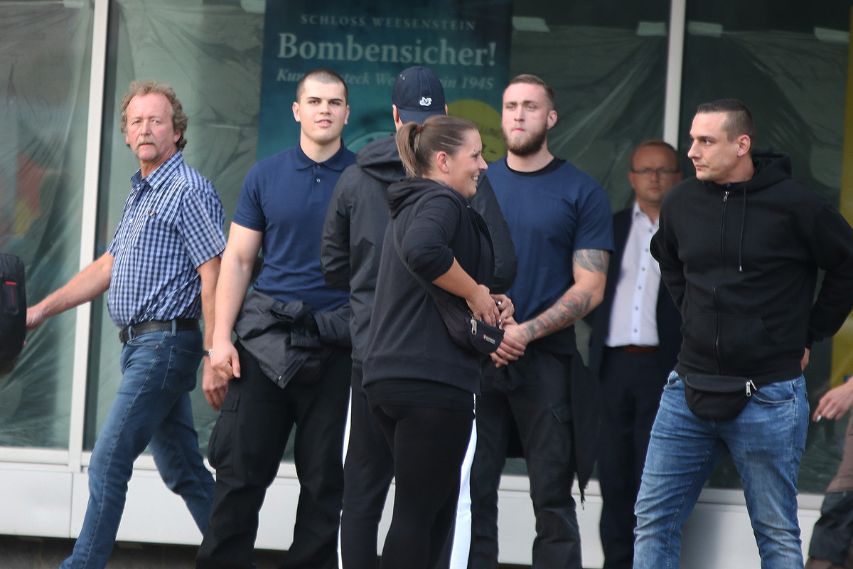 Fußball bleibt Fußball, Politik bleibt Politik? – die Entpolitisierung ...